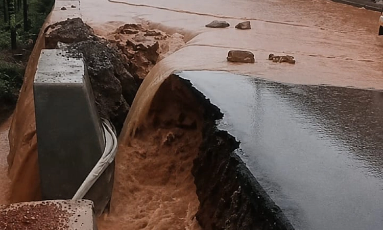 Road collapse on NH-169 after first major rainfall | Udayavani - Latest ...