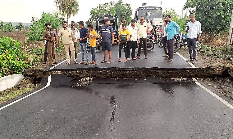 Chincholi bridge collapses after heavy rain on main canal road; major ...