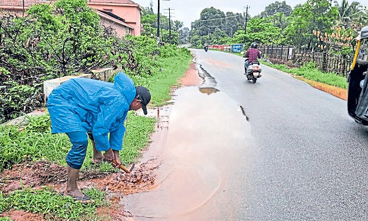 Tallur: ರಸ್ತೆಯ ನೀರಿಗೆ ಚರಂಡಿ ದಾರಿ ತೋರಿಸುವ ಕಾಯಕ ! | Udayavani - Latest ...