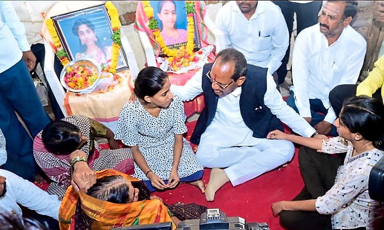 Aurad: ನೊಂದ ಕುಟುಂಬಕ್ಕೆ ಶಾಸಕ ಚವ್ಹಾಣ ಸಾಂತ್ವನ | Udayavani - Latest Kannada ...