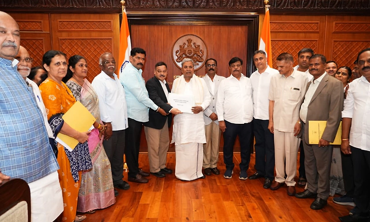 BC Commission submits socio-economic survey report in Siddaramaiah's ...