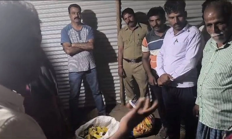Muddebihal: ಮಧ್ಯರಾತ್ರಿ ಅಬಕಾರಿ ಪೊಲೀಸರಿಗೆ ಗ್ರಾಮಸ್ಥರಿಂದ ಘೇರಾವ್; ಅಕ್ರಮ ಮದ್ಯ ...
