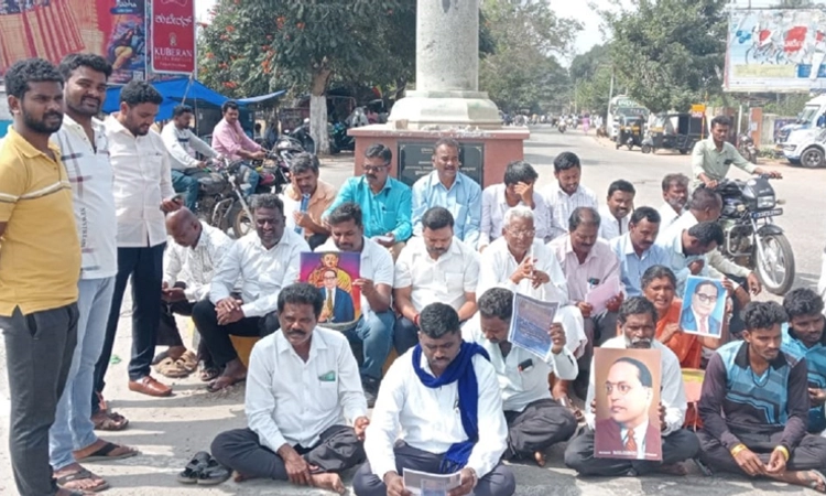 ಅಂಬೇಡ್ಕರ್ ಭಾವಚಿತ್ರಕ್ಕೆ ಅಪಮಾನ: ದಲಿತ ಸಂಘಟನೆಗಳ ಪ್ರತಿಭಟನೆ | Udayavani ...