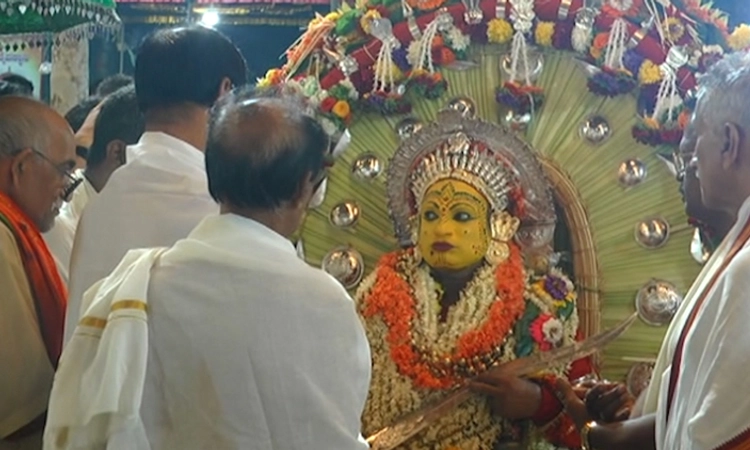 Ullala; ನೇಮದ ಗದ್ದೆಯಲ್ಲಿ ತ್ಯಾಜ್ಯ ರಾಶಿ: ವೈದ್ಯನಾಥ ದೈವದ ಕೋಪಾವೇಶ | Udayavani ...