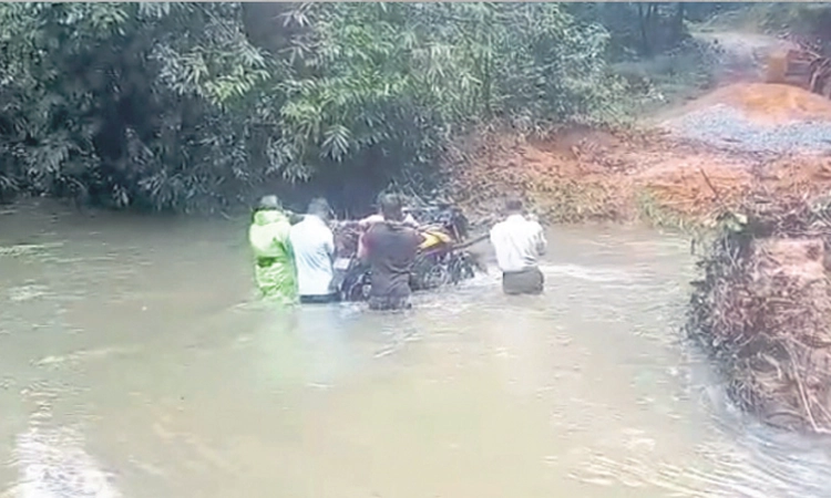 Joida: ಮಳೆ ನೀರಲ್ಲಿ ಕೊಚ್ಚಿ ಹೋದ ಸೀಸೈ ಸಂಪರ್ಕ ಸೇತುವೆ | Udayavani - Latest ...