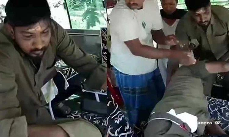 Video: ಬಸ್ ಚಲಾಯಿಸುತ್ತಾ ಹೃದಯಾಘಾತಕ್ಕೆ ಒಳಗಾದ ಚಾಲಕ… ಪ್ರಯಾಣಿಕರ ಜೀವ ಉಳಿಸಿದ ನಿರ್ವಾಹಕ | Udayavani ...